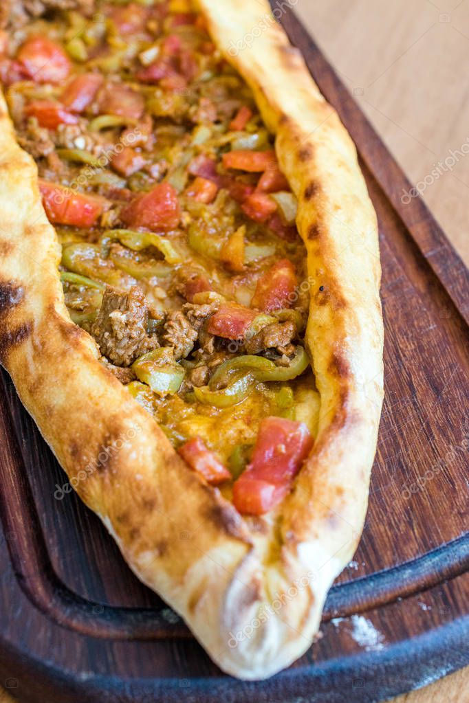 Pide tradicional turco en el restaurante Kebab en la mesa de madera. 2025