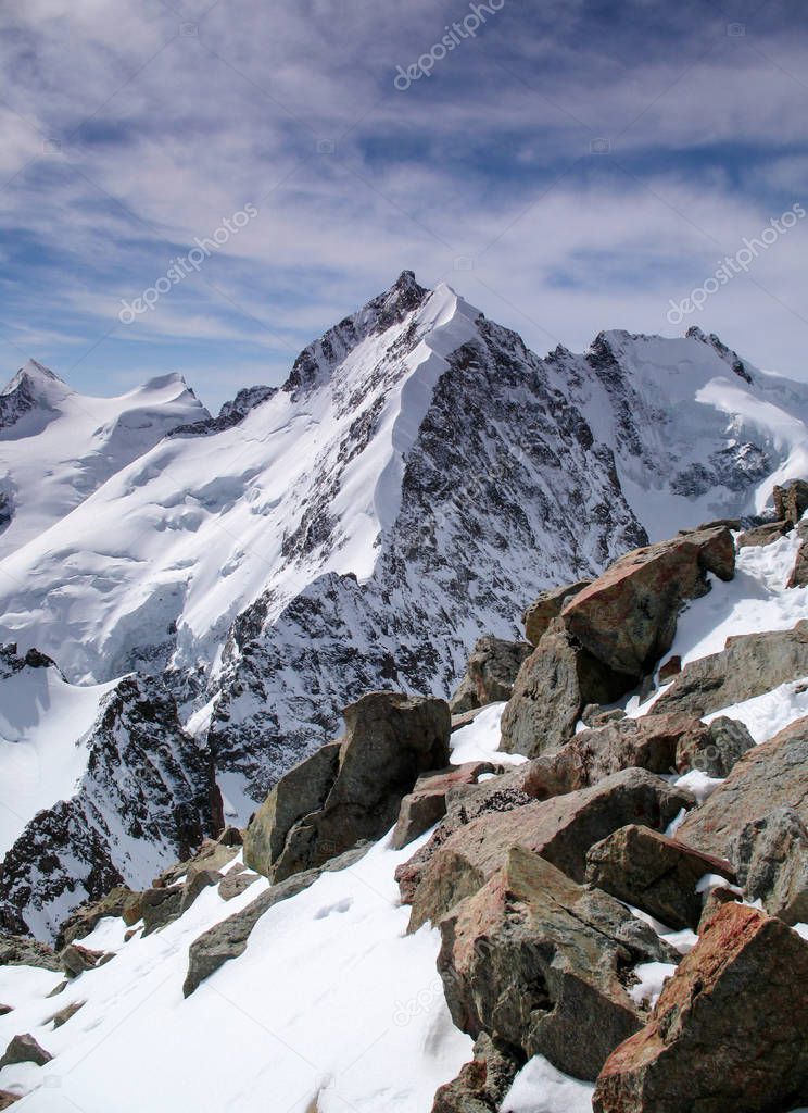 magnífico paisaje de alta montaña alpina en los Alpes suizos con la ...