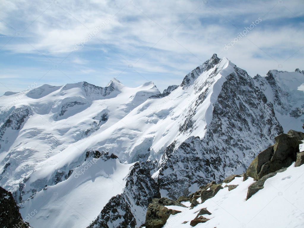 magnífico paisaje de alta montaña alpina en los Alpes suizos con la ...