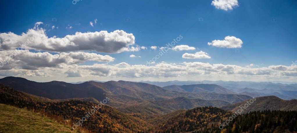 vista panorámica de montañas y bosques con follaje de color otoño en ...