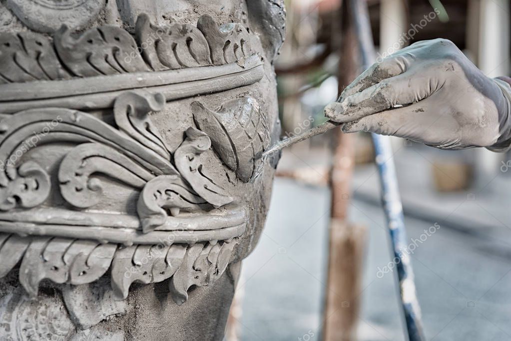 Cerca de Stucco para obras de artista a mano en el taller de Tailandia ...