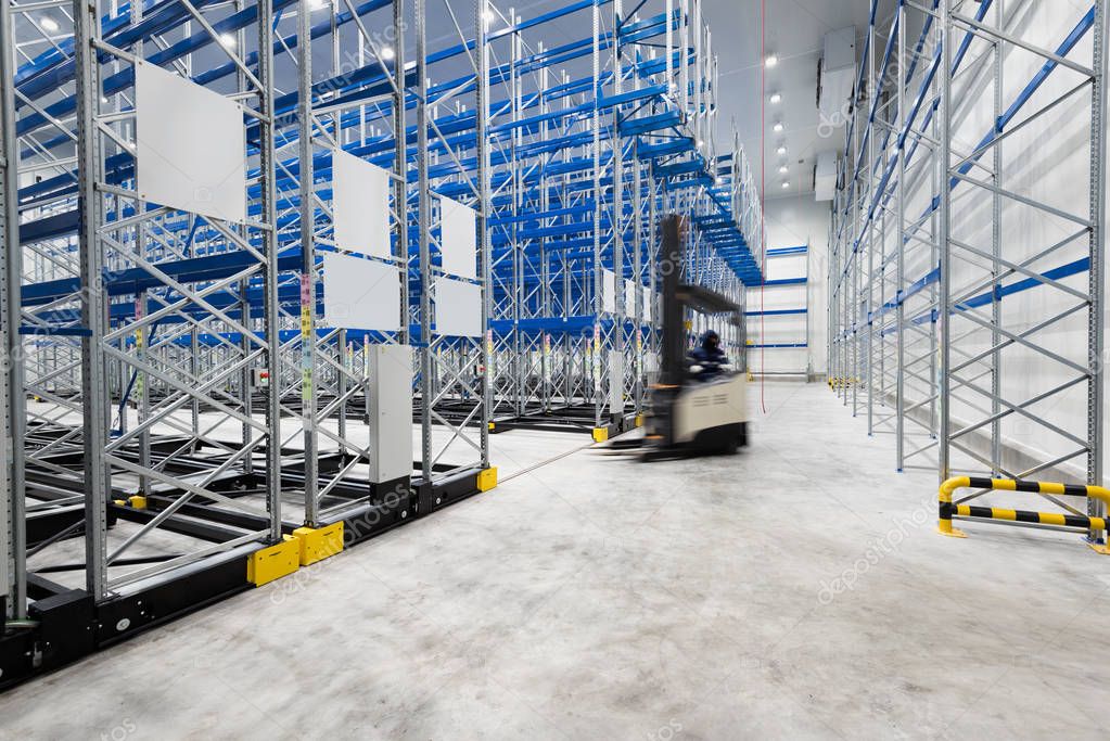 Nueva c mara frigor fica. Almac n de refrigeraci n y congelaci n con cami n apilador en el ...