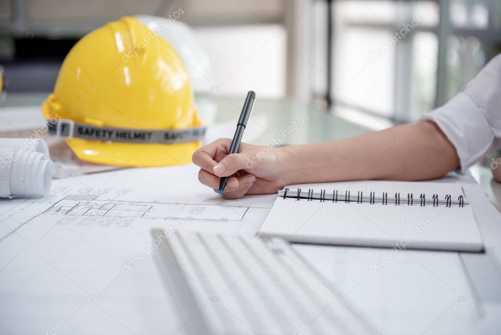 Ingeniera Diseñadora de Mujeres. Dibujo y planificación con Blueprint Architecture en la oficina ...