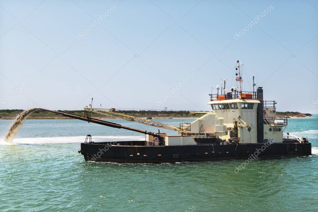 Barco de drenaje quitando arena y limo de la parte inferior. Dredger ...