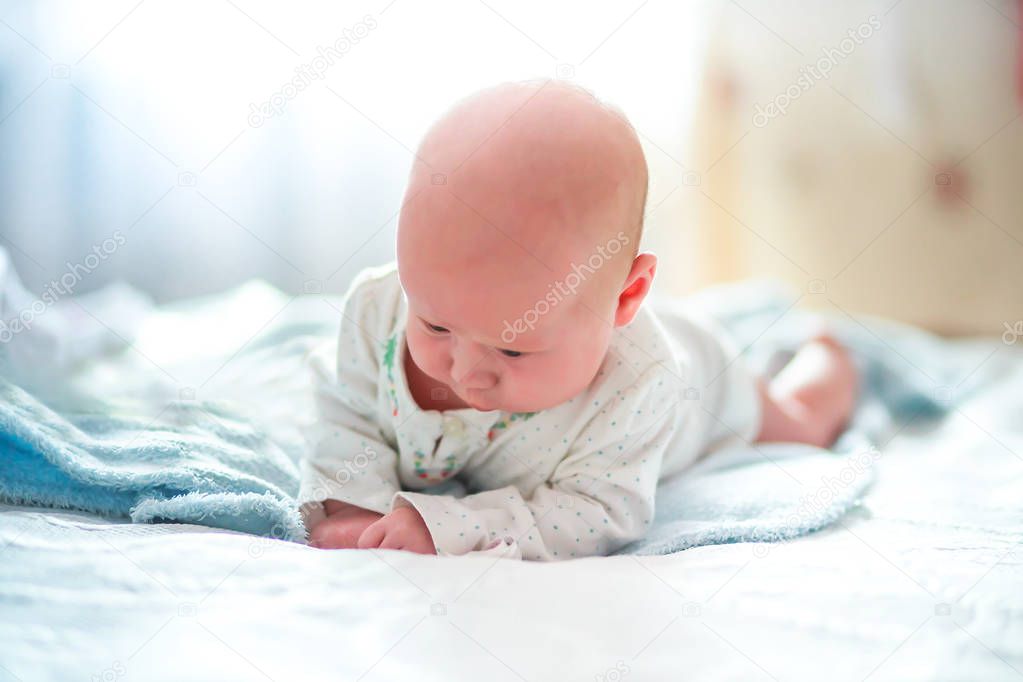 bebé pequeño con confianza sostiene su mano. primeras habilidades del ...