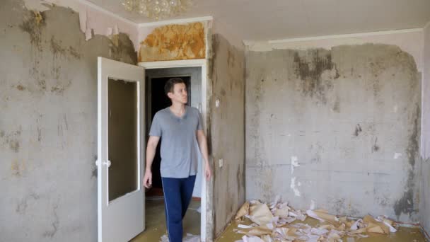 899 Man enters Stock Videos, 4K & HD Footage | Depositphotos