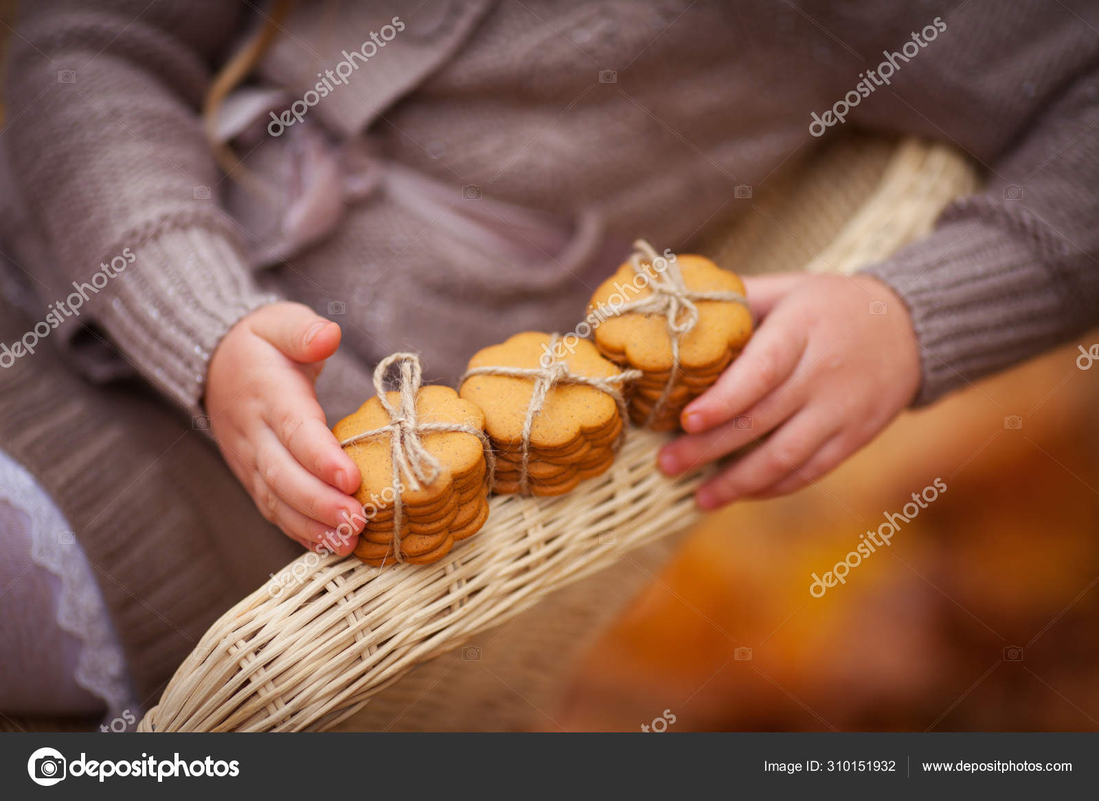 Child holding gingerl cookies in hands. Close up photo of delic — Stock ...