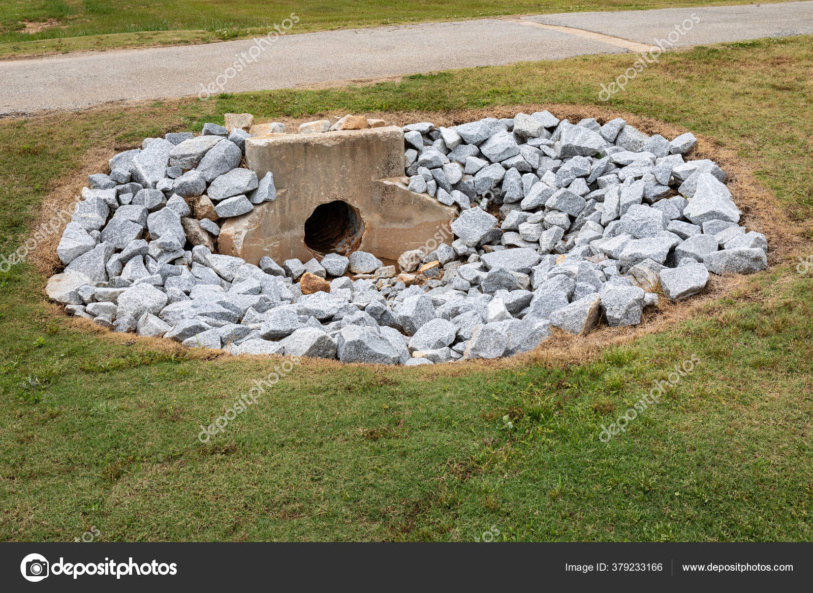 새로운 수평적 측면으로 둘러싸인 유출을 콘크리트 — 스톡 사진 © ottoblotto #379233166