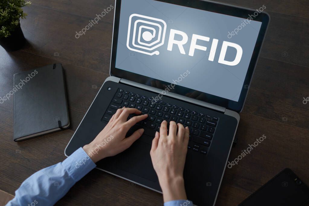 RFID Concepto de tecnolog a de identificaci n de radiofrecuencia en la pantalla del dispositivo ...