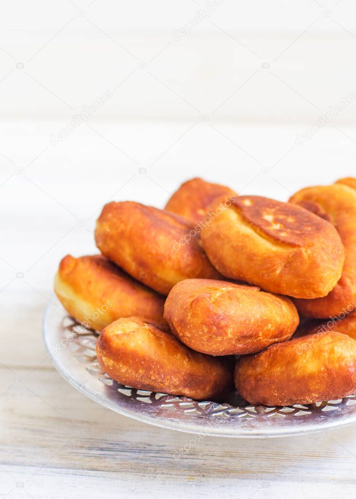 Piroshki - la hojaldre rusa cocida con los rellenos de col. Pastel de ...