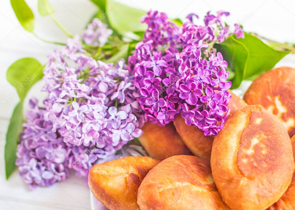 Piroshki - la hojaldre rusa cocida con los rellenos de col y el ramo de ...