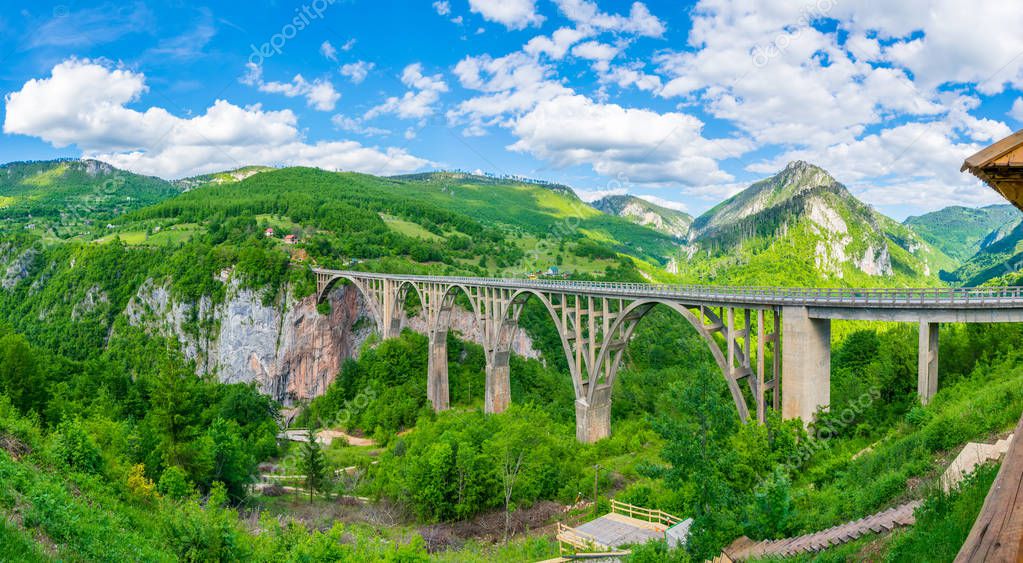 Puente Djurdjevic que cruza el cañón del río Tara en el norte de ...