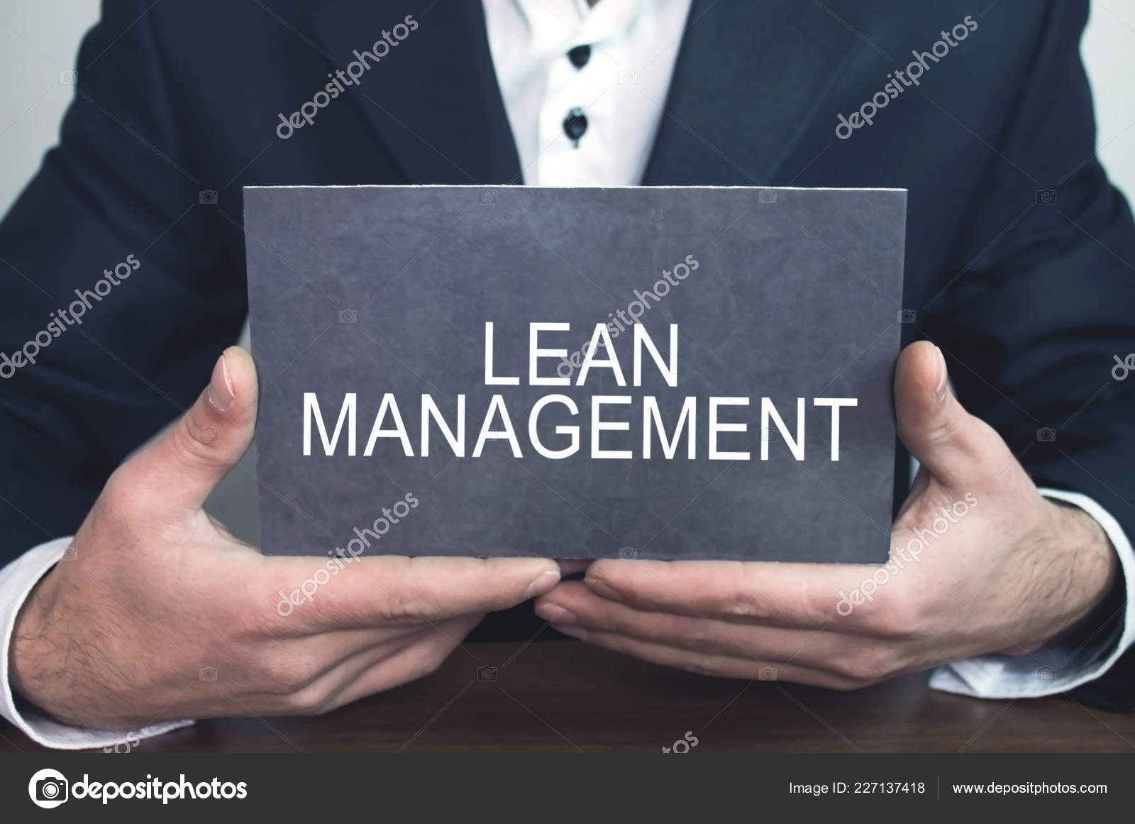 Empresario Mostrando Lean Management Palabra Cartón — Foto de stock #227137418 © ANDRANIK2017