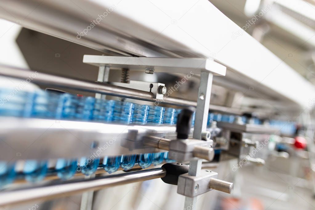 Preforma PET. M quina de moldeo por soplado automatizada para soplado de PET en botellas de pl ...