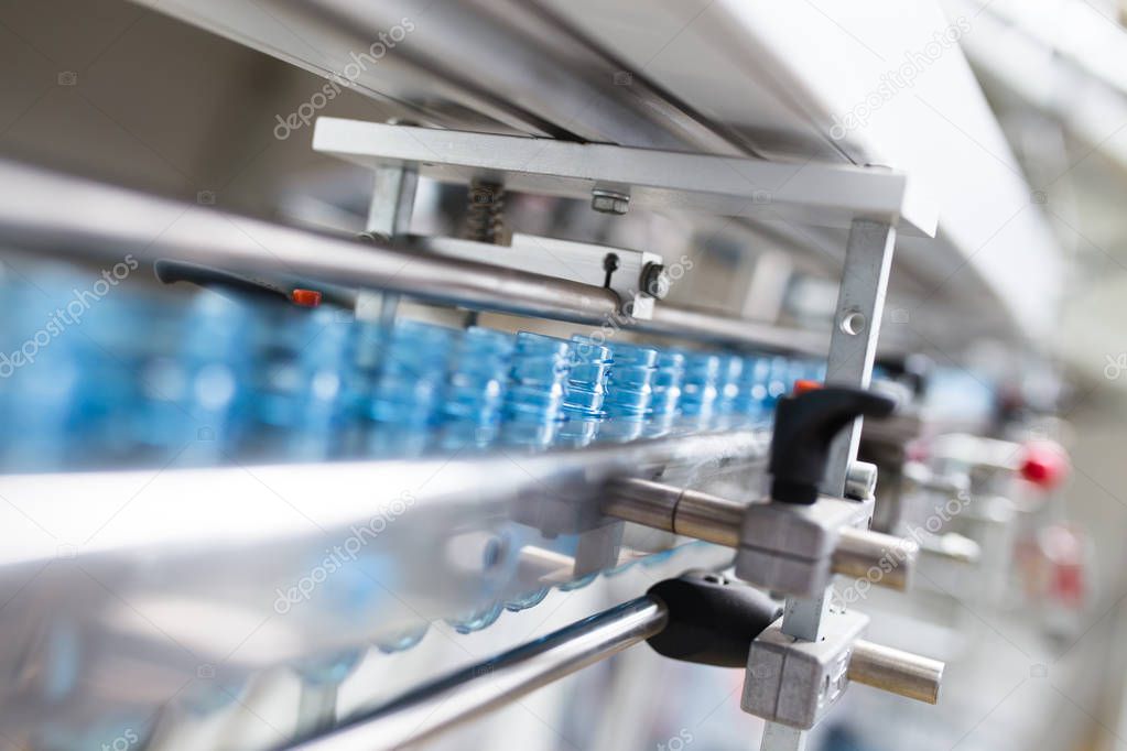 Preforma PET. Máquina de moldeo por soplado automatizada para soplado ...