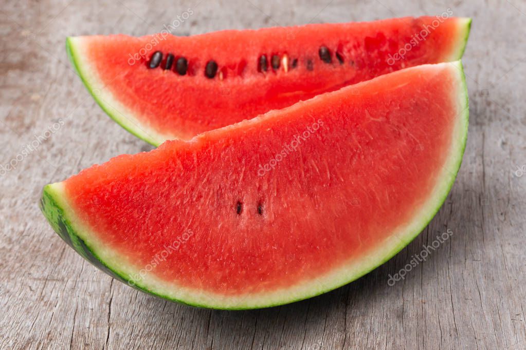 Sandía con rodajas sobre fondo blanco, fruta para un concepto saludable ...