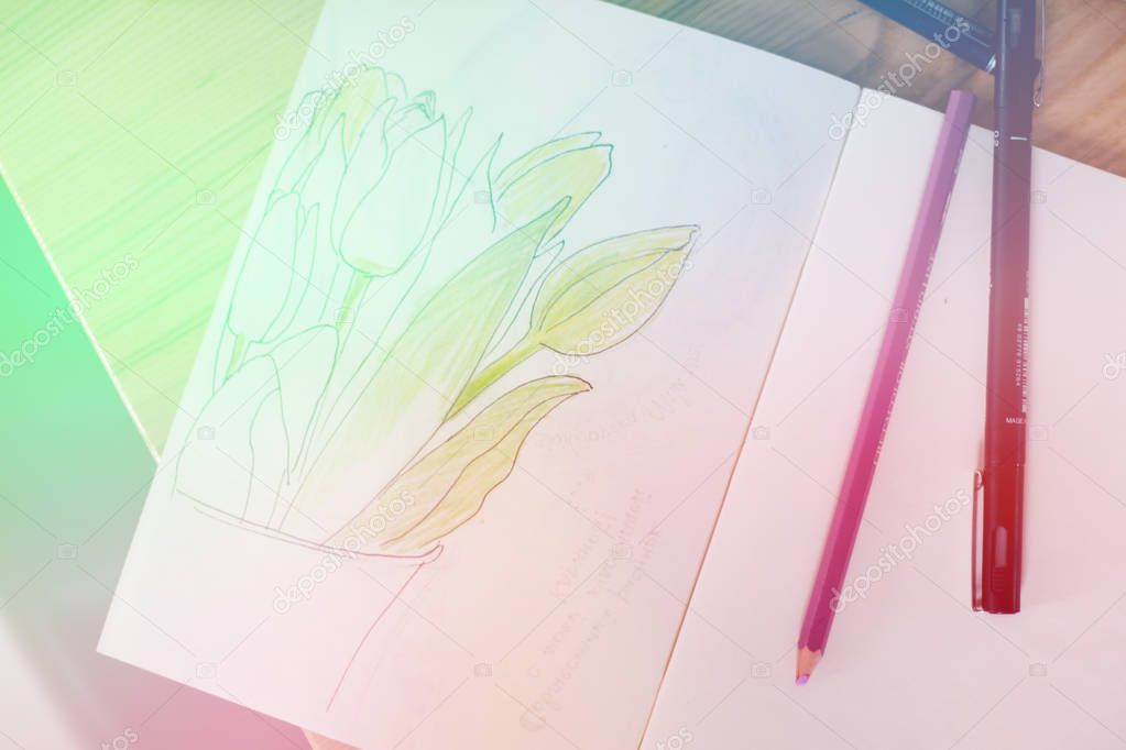 Пустой блокнот ручка и цветы на белом деревянном фоне Вид сверху с пространством для