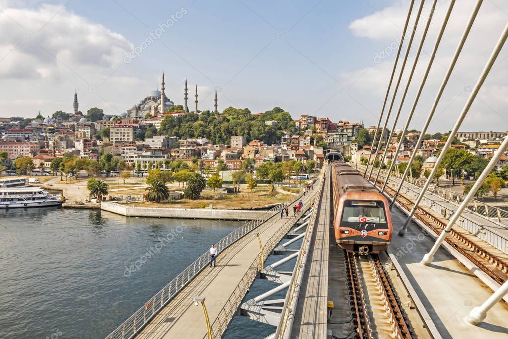 halic, istanbul, turkey-august 14,2019.El cuerno de oro también ...