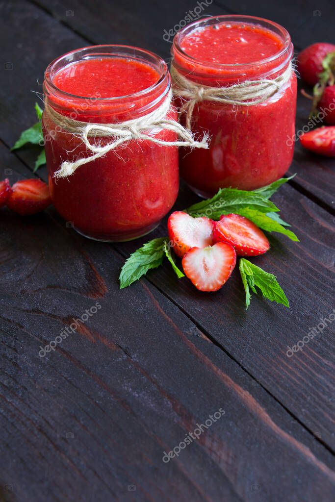 Batido de fresa en los frascos de vidrio. Postre de frutas saludables ...