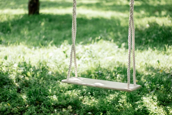 Columpio de madera fotos de stock, imágenes de Columpio de madera sin ...