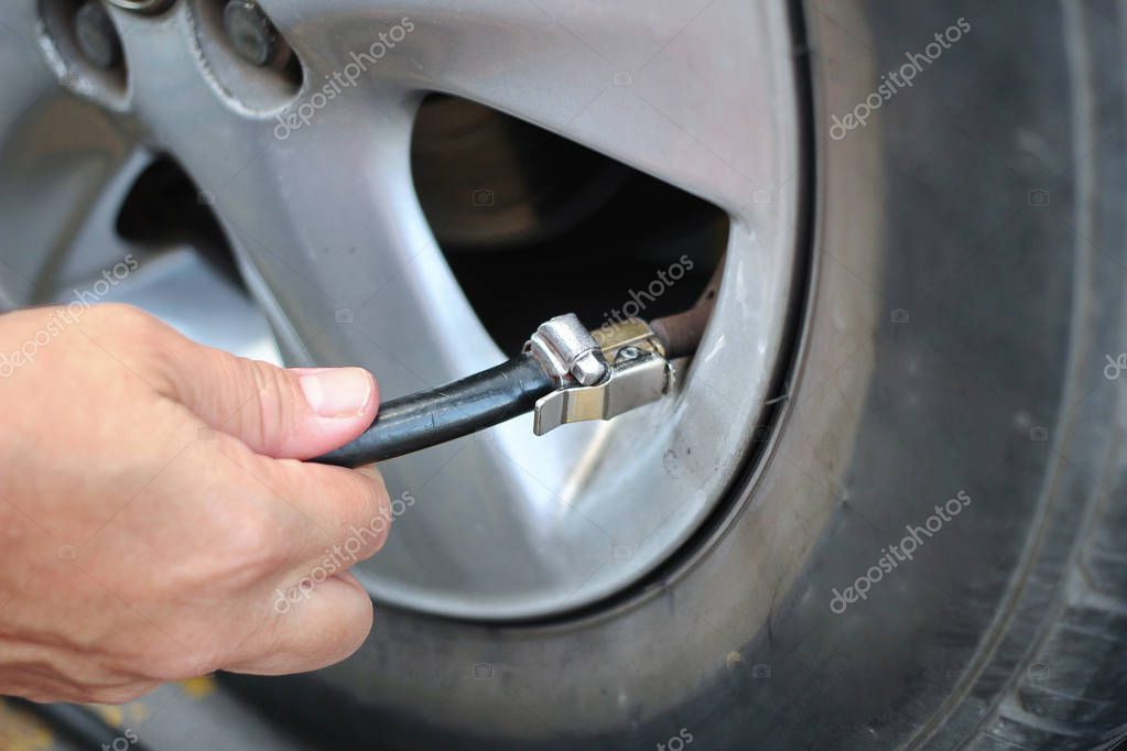 El neum tico, bomba de mano de goma autom tica para llevar al compresor de aire en la rueda del ...