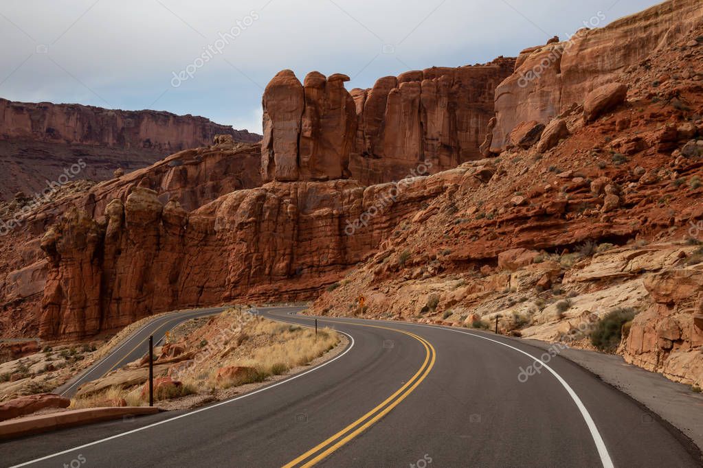 Ruta escénica en los cañones de roca roja durante un día soleado ...