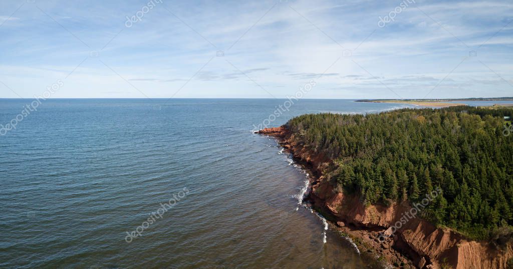 Vista panorámica aérea de una hermosa costa rocosa en el Océano ...