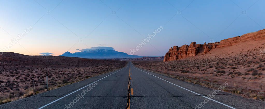 Ruta escénica en el desierto durante un vibrante amanecer soleado ...