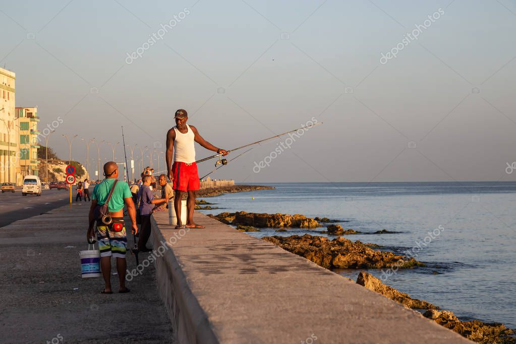La Habana, Cuba - 14 de mayo de 2019: Los cubanos están pescando en el ...