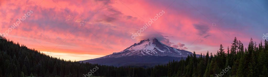 Hermosa vista panorámica del paisaje del monte Hood durante una ...