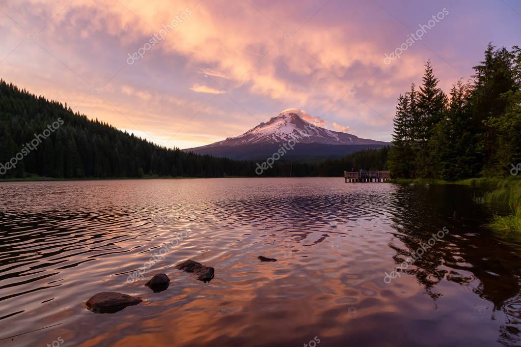 Hermosa vista panorámica del monte Hood durante una espectacular puesta ...