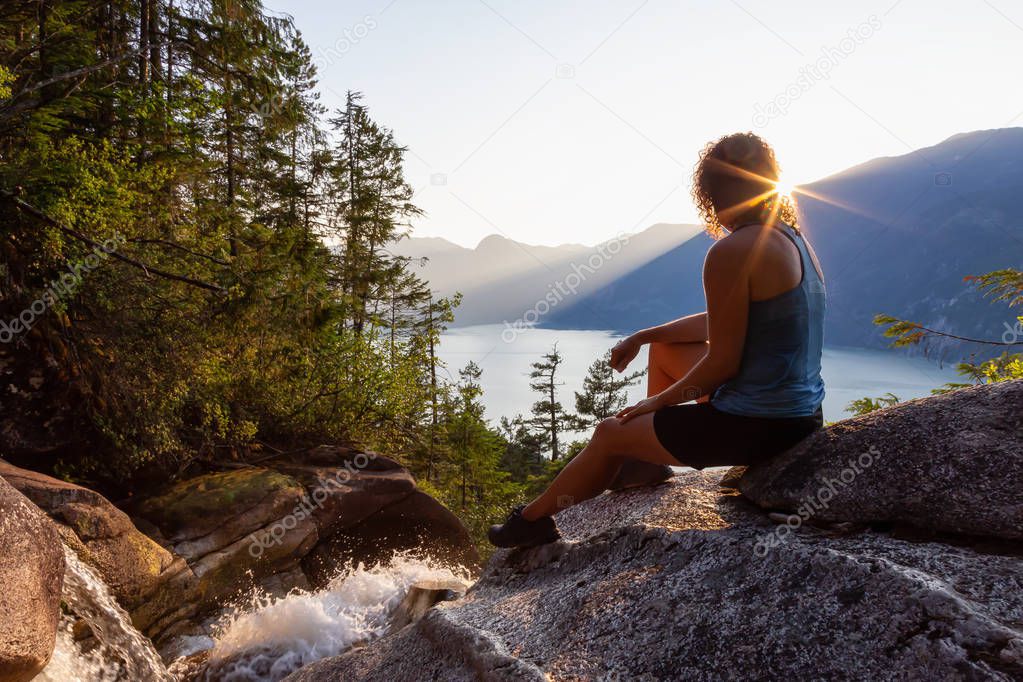 Chica aventurera está sentado en la parte superior de una hermosa ...