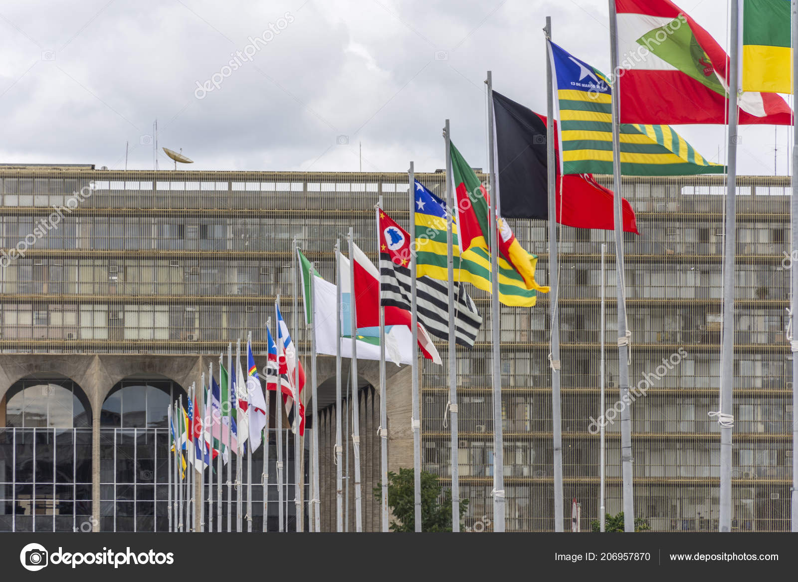 Bandeiras Nacionais Avenida Dos Estados Unidos Brasília Central ...