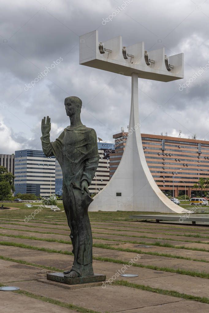 Estatua y campanario fuera de Catedral Metropolitana edificio de ...
