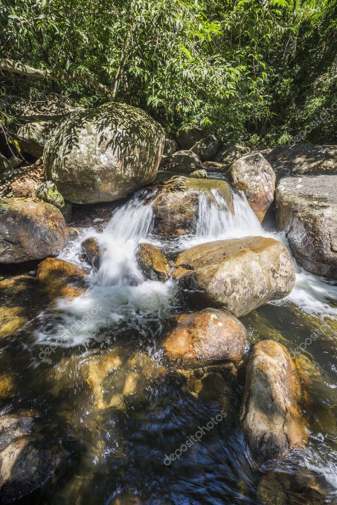 Cascada del Río Grande en la selva tropical, Saco do Mamangua, Paraty ...