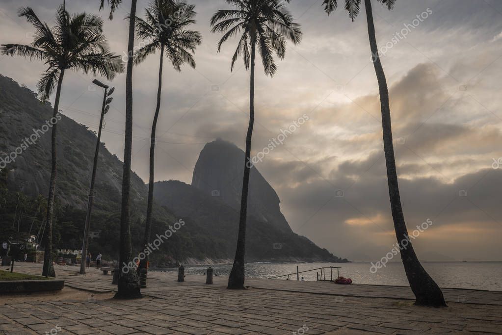 Hermoso paisaje en la luz del atardecer durante el amanecer en Praia ...