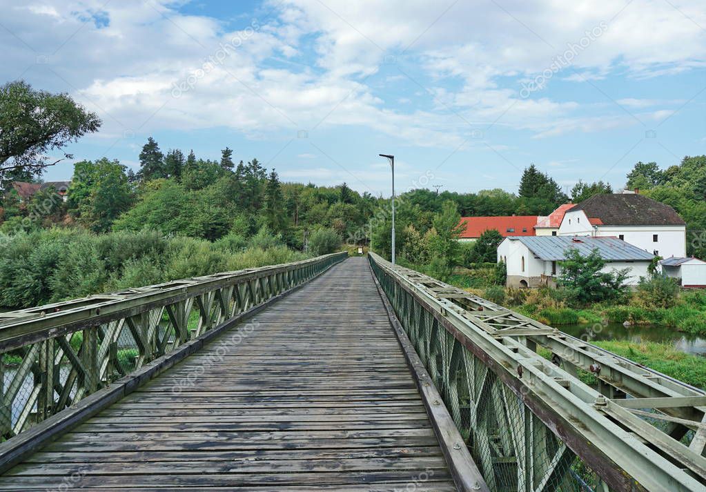 Puente hecho de construcción de acero y tablas de madera. Cielo azul ...