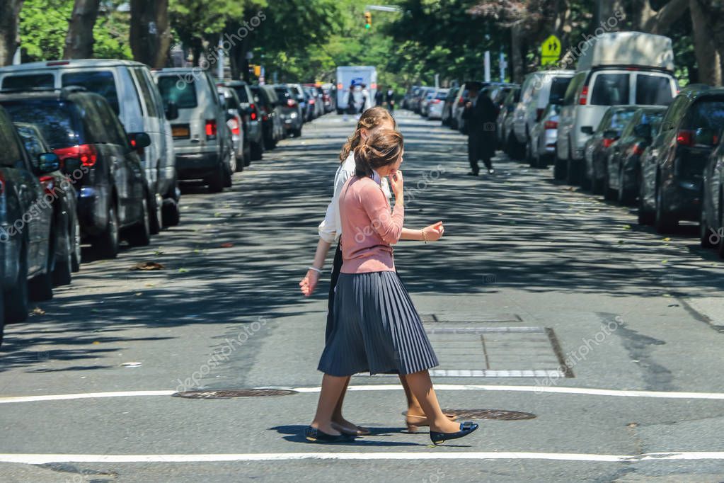 Judíos ortodoxos vestidos con ropa especial en Shabat, Williamsburg ...