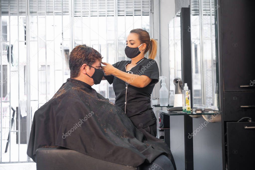 Peluquer a con m scaras protectoras cortando el cabello de la mujer en el sal n de belleza 2024