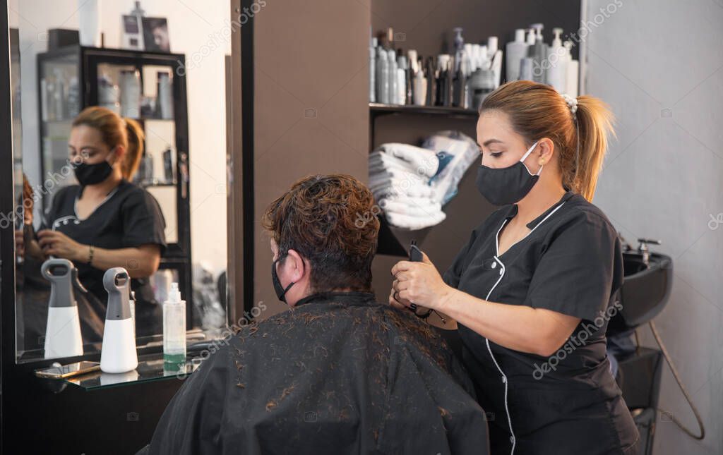 Peluquer a con m scaras protectoras cortando el cabello de la mujer en el sal n de belleza 2024