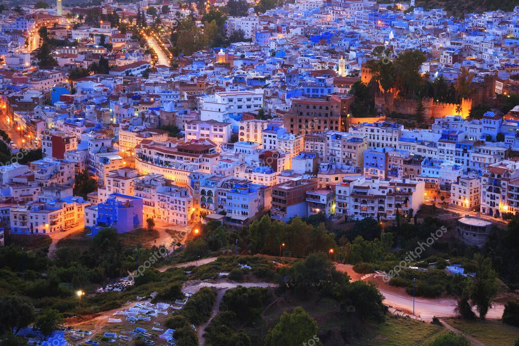 Vista aérea nocturna de Chefchaouen en Marruecos. La ciudad es conocida ...