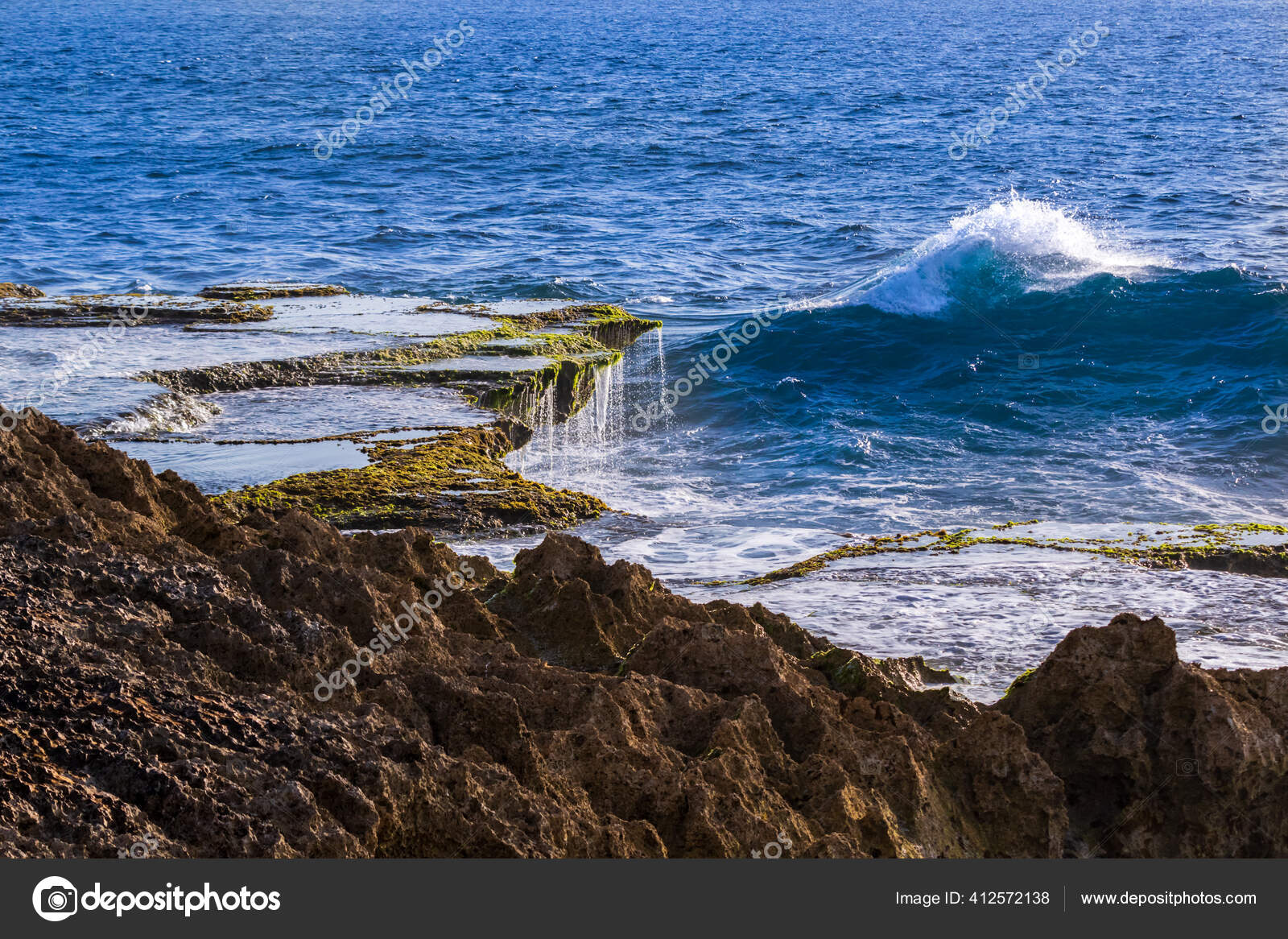 Tidepool Overhanging Ledge Water Cascading Back Sea Devil's Tear Nusa ...