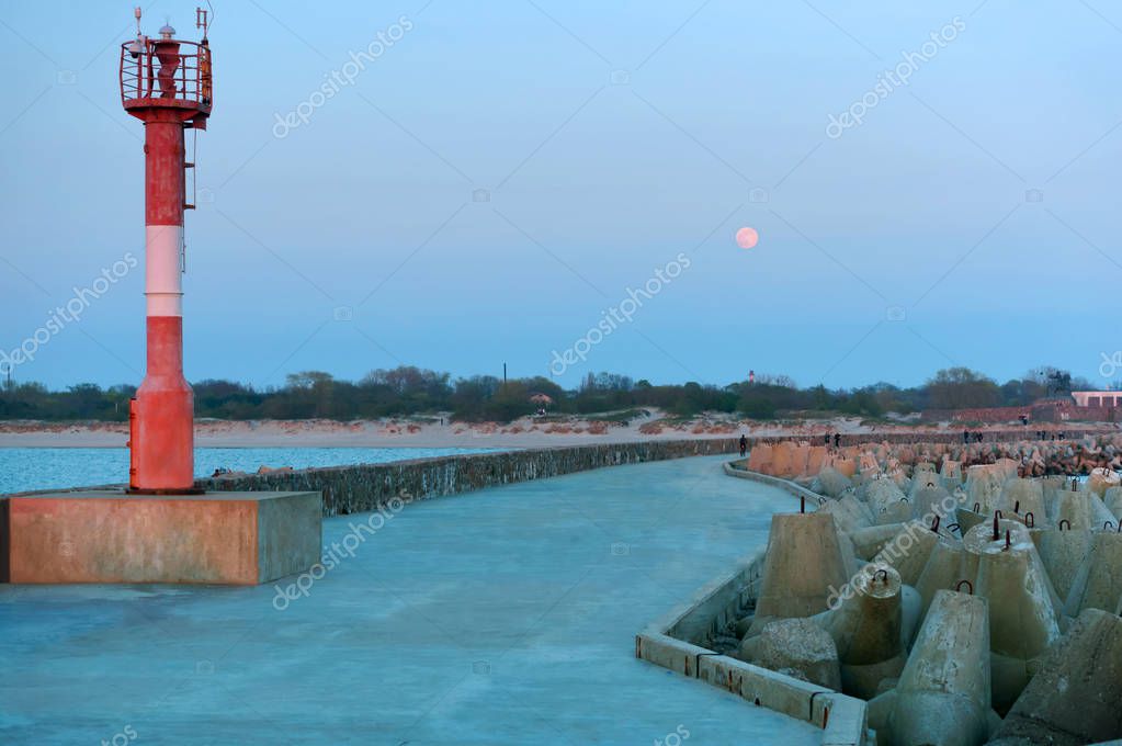 faro en muelle de mar, paseo a la luz de la luna, muelle con las ...