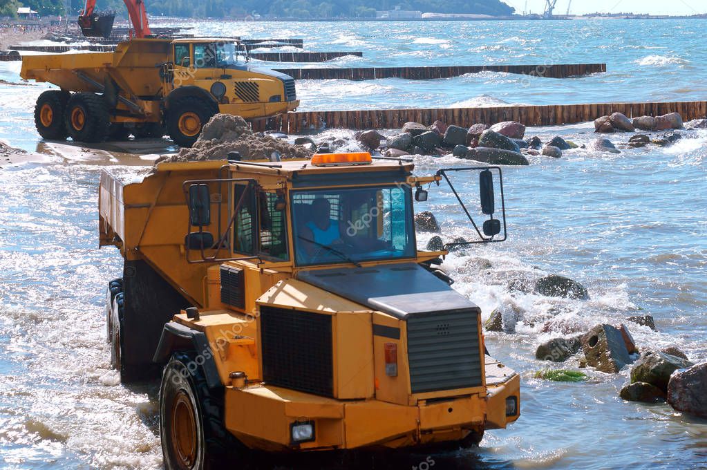 equipo de construcci n en la orilla, la construcci n de rompeolas, medidas de protecci n costera ...