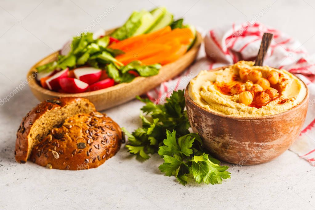 Hummus cl sico de garbanzos en un taz n de madera con verduras. 2024