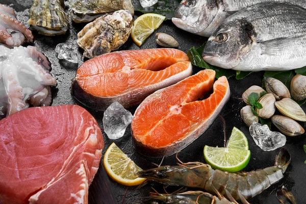 Assortiment de poissons frais images libres de droit, photos de ...