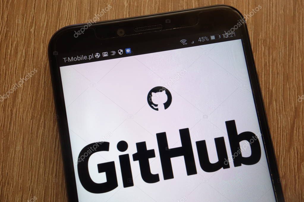 KONSKIE, POLONIA - 01 DE SEPTIEMBRE DE 2018: El logotipo de GitHub se muestra en un teléfono ...
