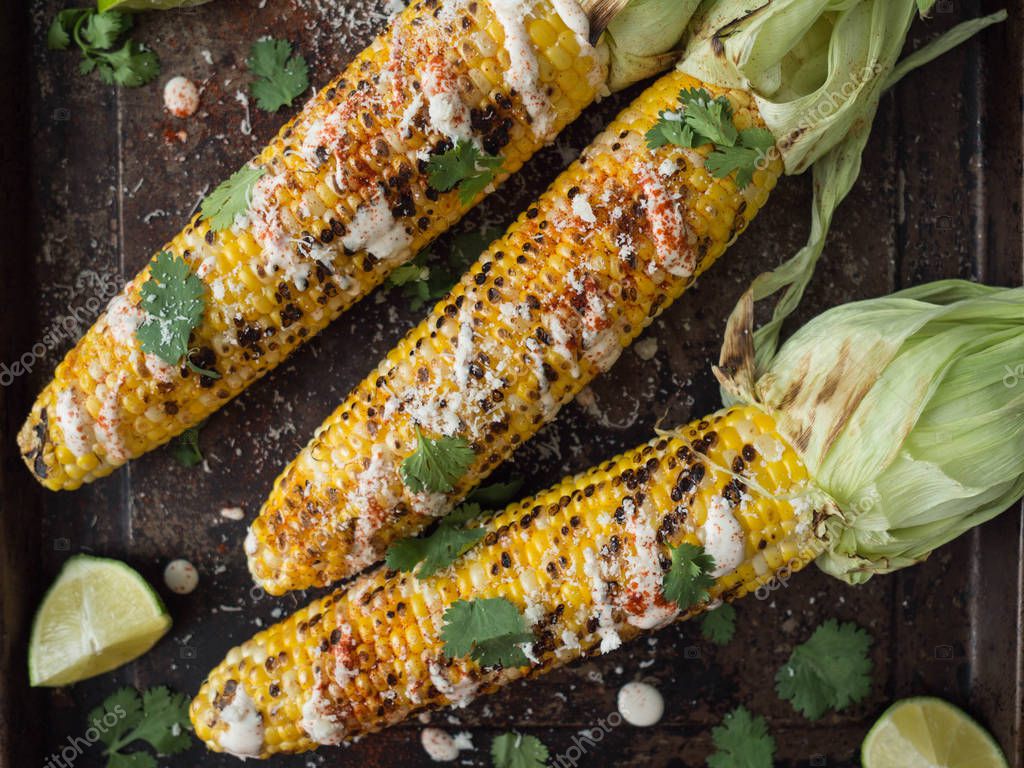 mazorca de maíz a la parrilla con salsa, cilantro, lima, pimentón y ...