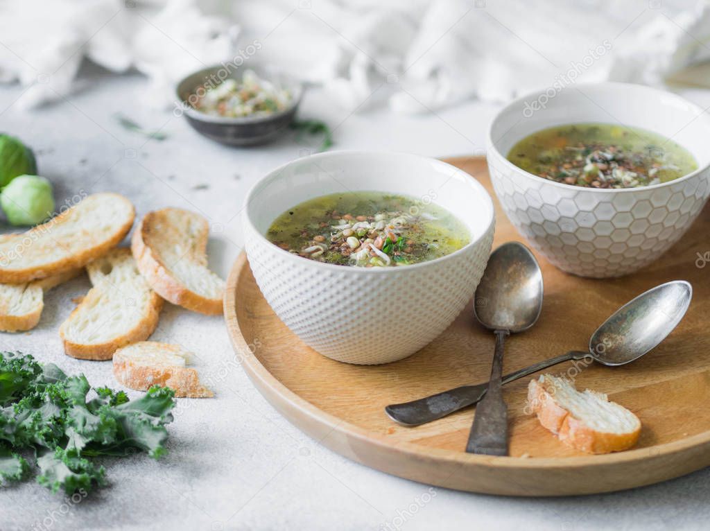 Sopa vegana de verduras verdes de keil, coles de Bruselas, calabacín ...