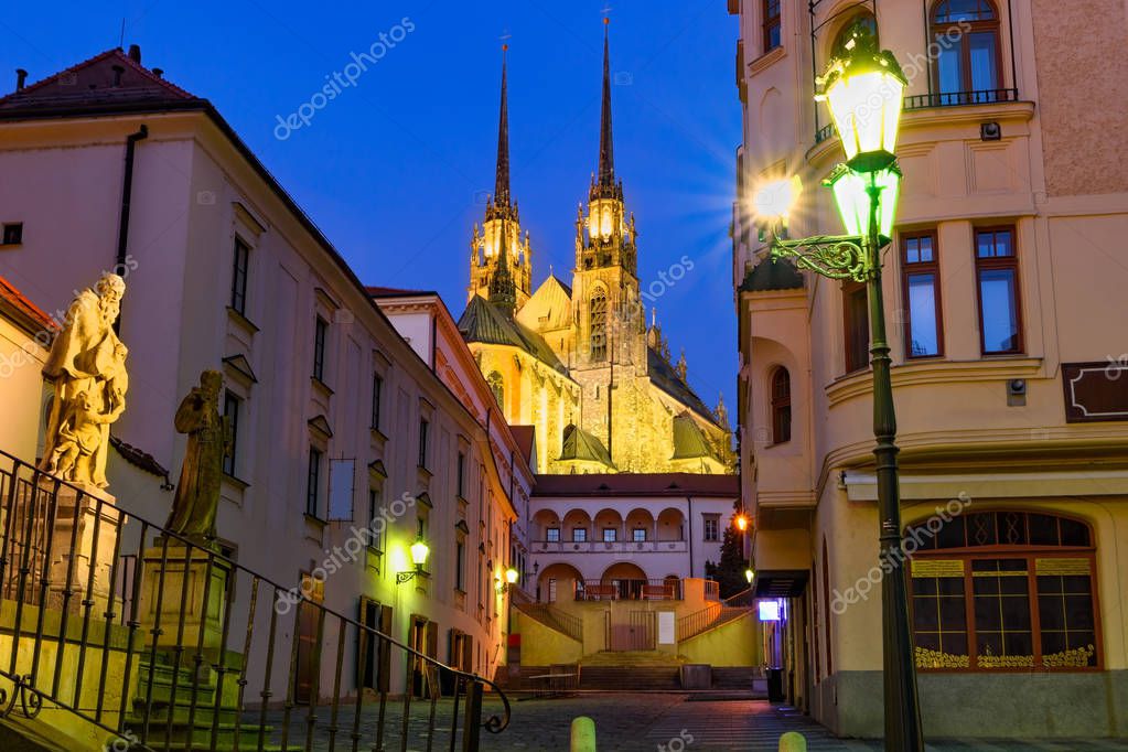 Vista de la Catedral de San Pedro y San Pablo en Brno, República Checa ...